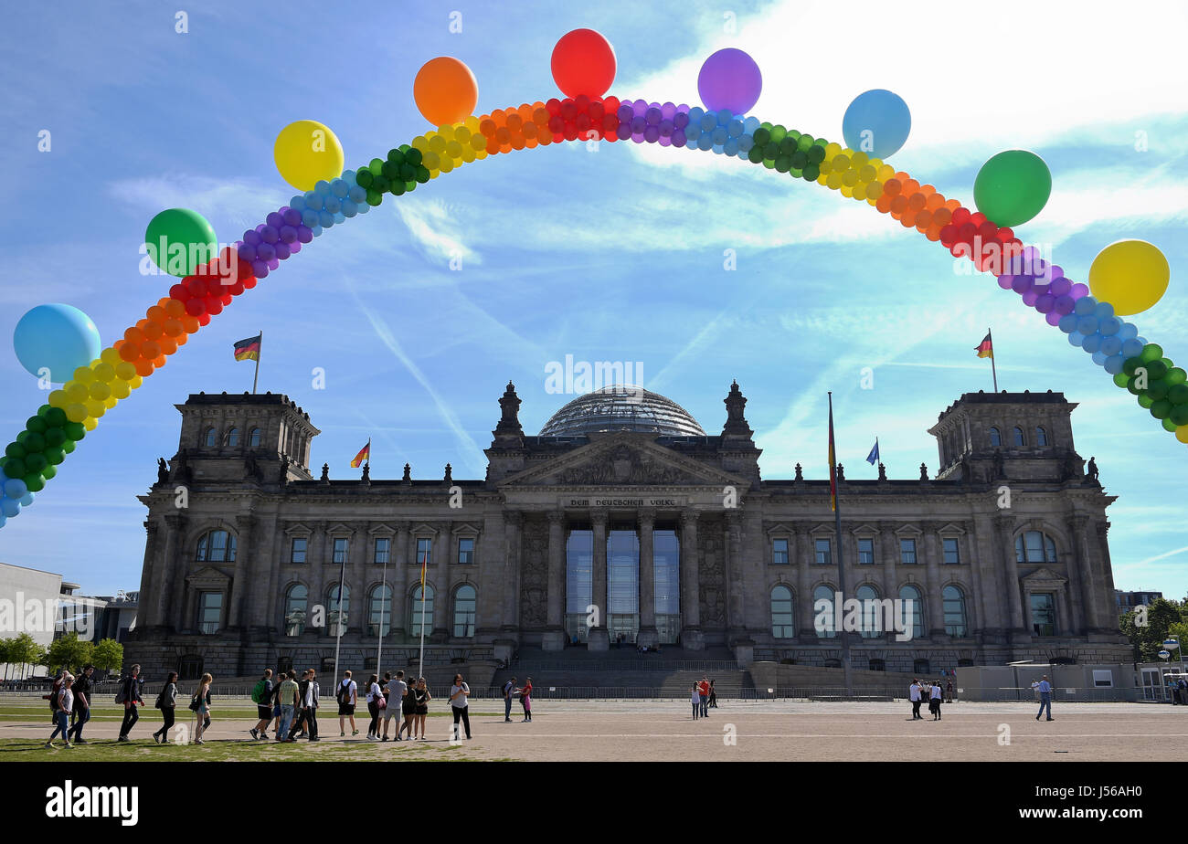 Berlin, Germany. 17th May, 2017. Civil rights activists erect a rainbow ...