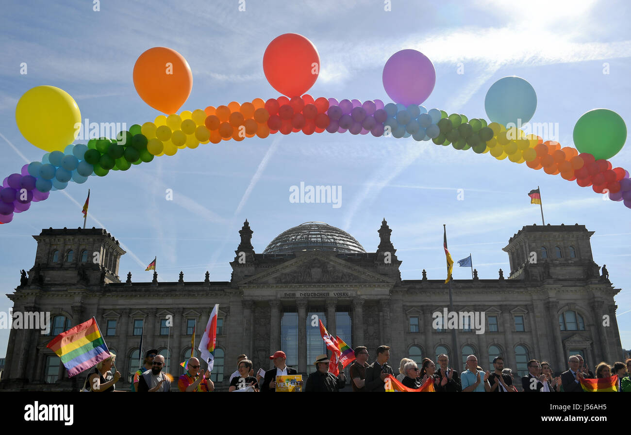 Berlin, Germany. 17th May, 2017. Civil rights activists erect a rainbow ...
