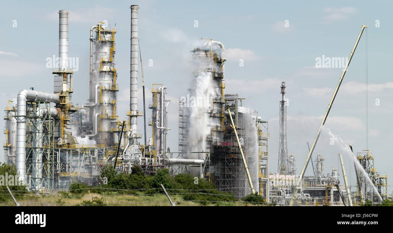 Leuna, Germany . 17th May, 2017. A fire being put off at the petroleum ...
