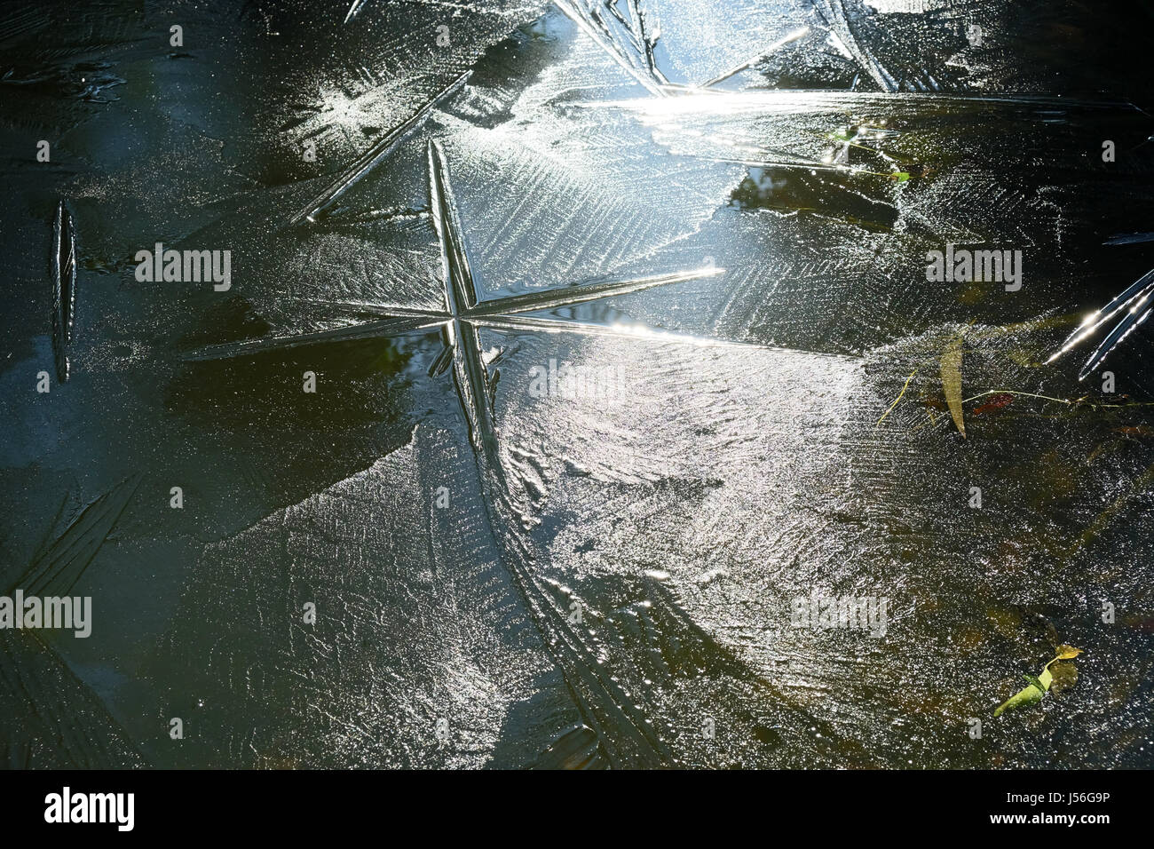 Ice patterns on frozen water hi-res stock photography and images - Alamy
