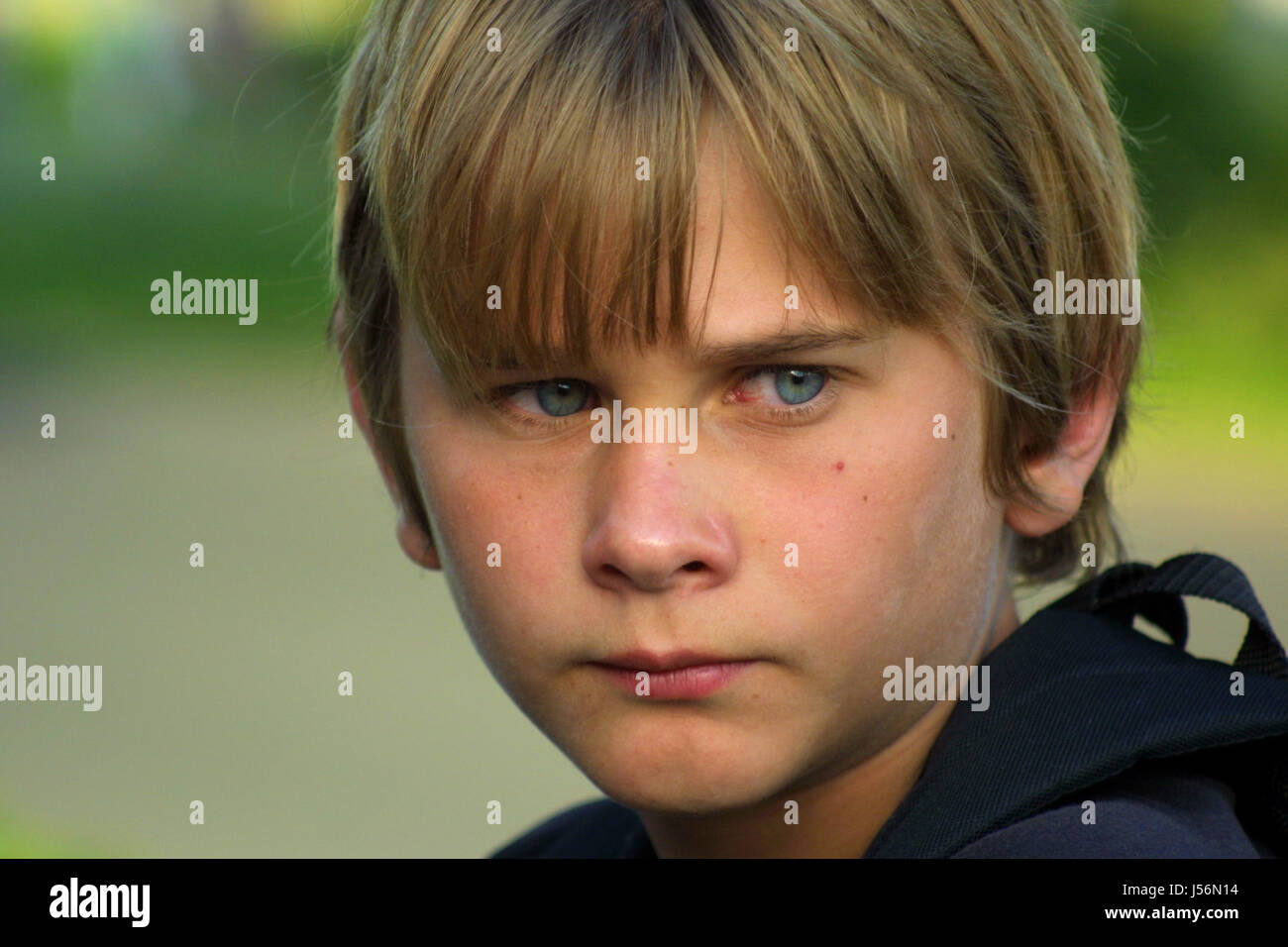 portrait,moment,stare,skeptical,young,younger,child,verweinte augen ...