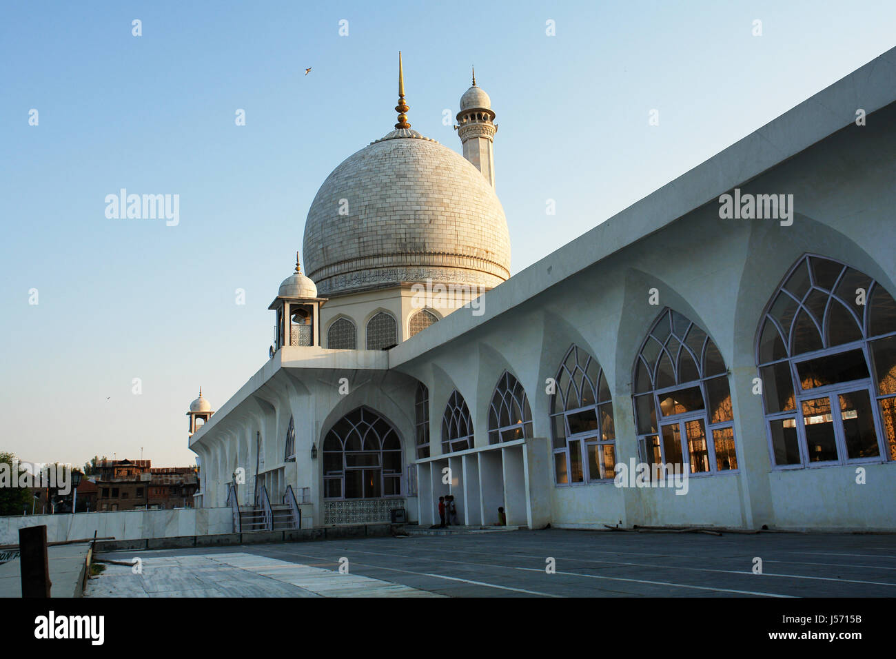 Kashmir - Hazratbal Shrine in Srinagar India, World Beautiful Mosques ...