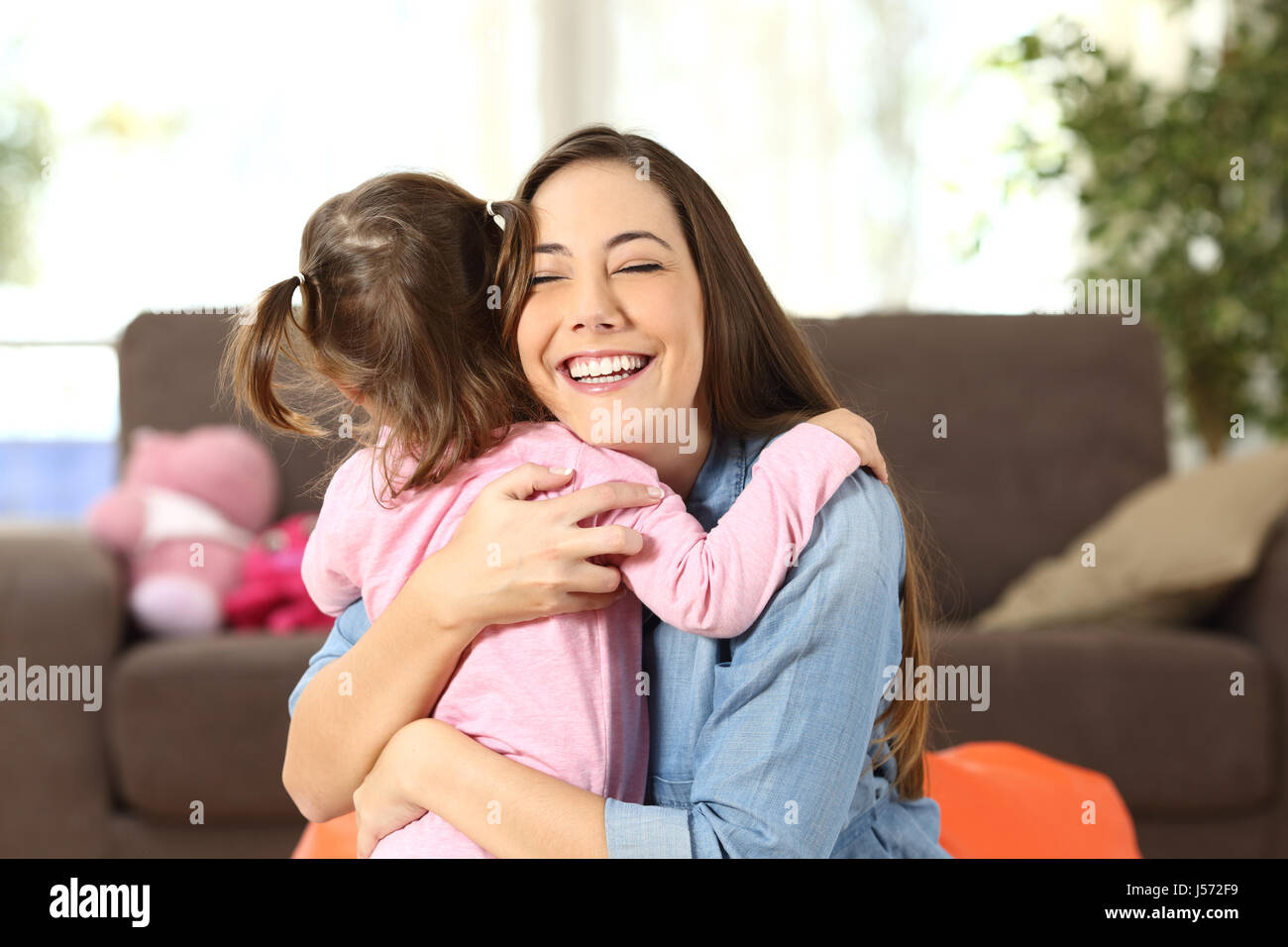 Mom embracing child hi-res stock photography and images - Alamy