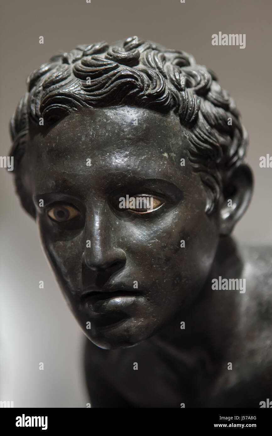 Statue greek runner High Resolution Stock Photography and Images - Alamy