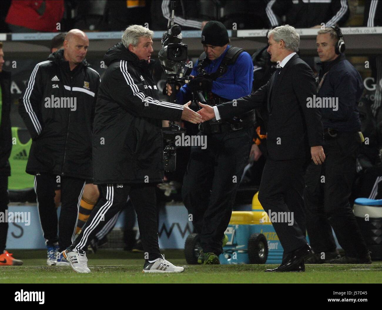 STEVE BRUCE & MARK HUGHES SHAK HULL CITY V STOKE CITY KC STADIUM HULL ...