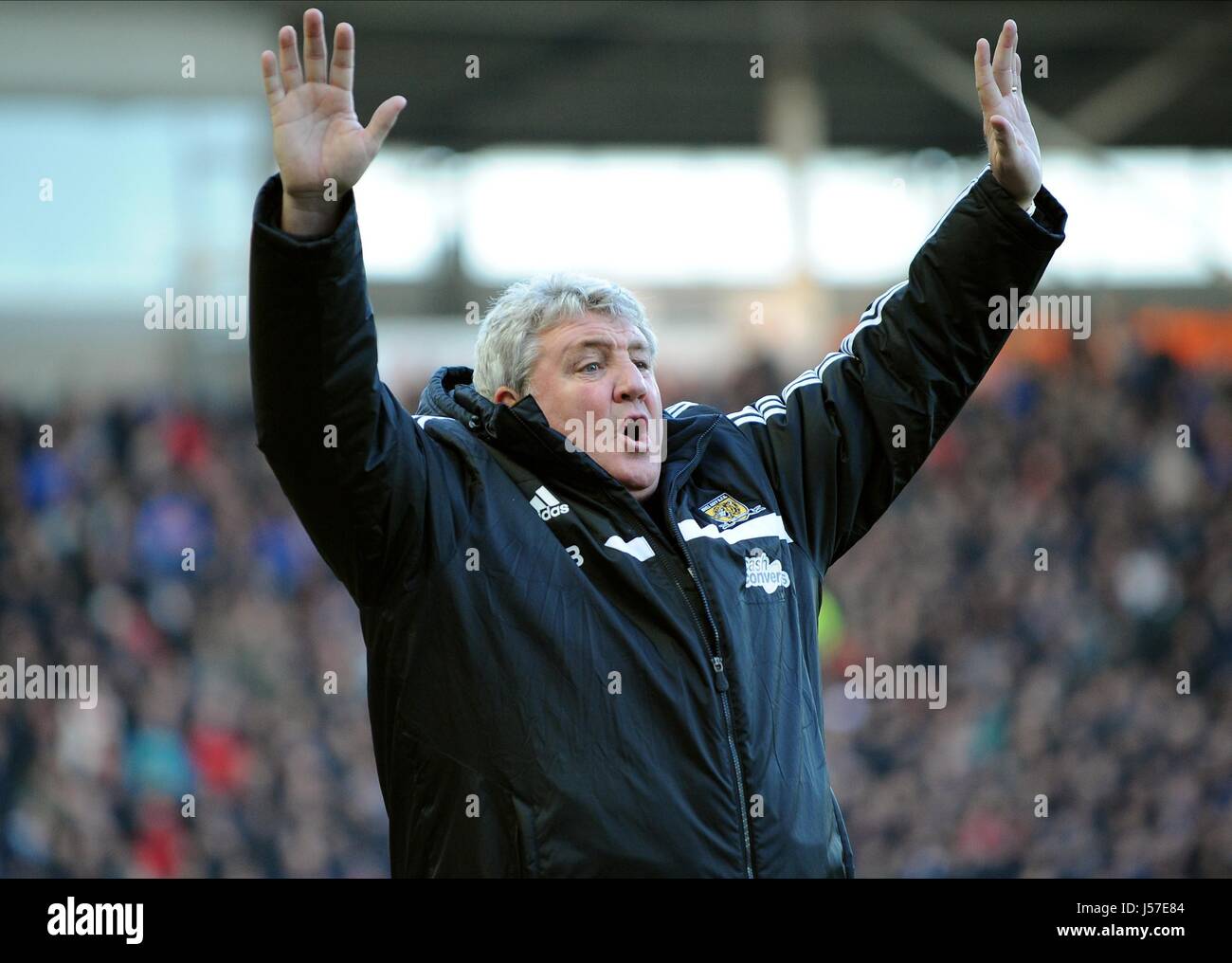 STEVE BRUCE HULL CITY FC MANAGER HULL CITY FC MANAGER KC STADIUM HULL ...