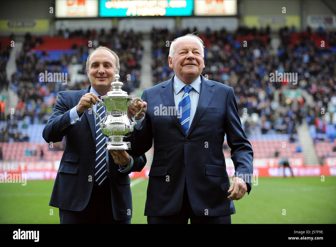 Crystal palace trophy hi-res stock photography and images - Alamy