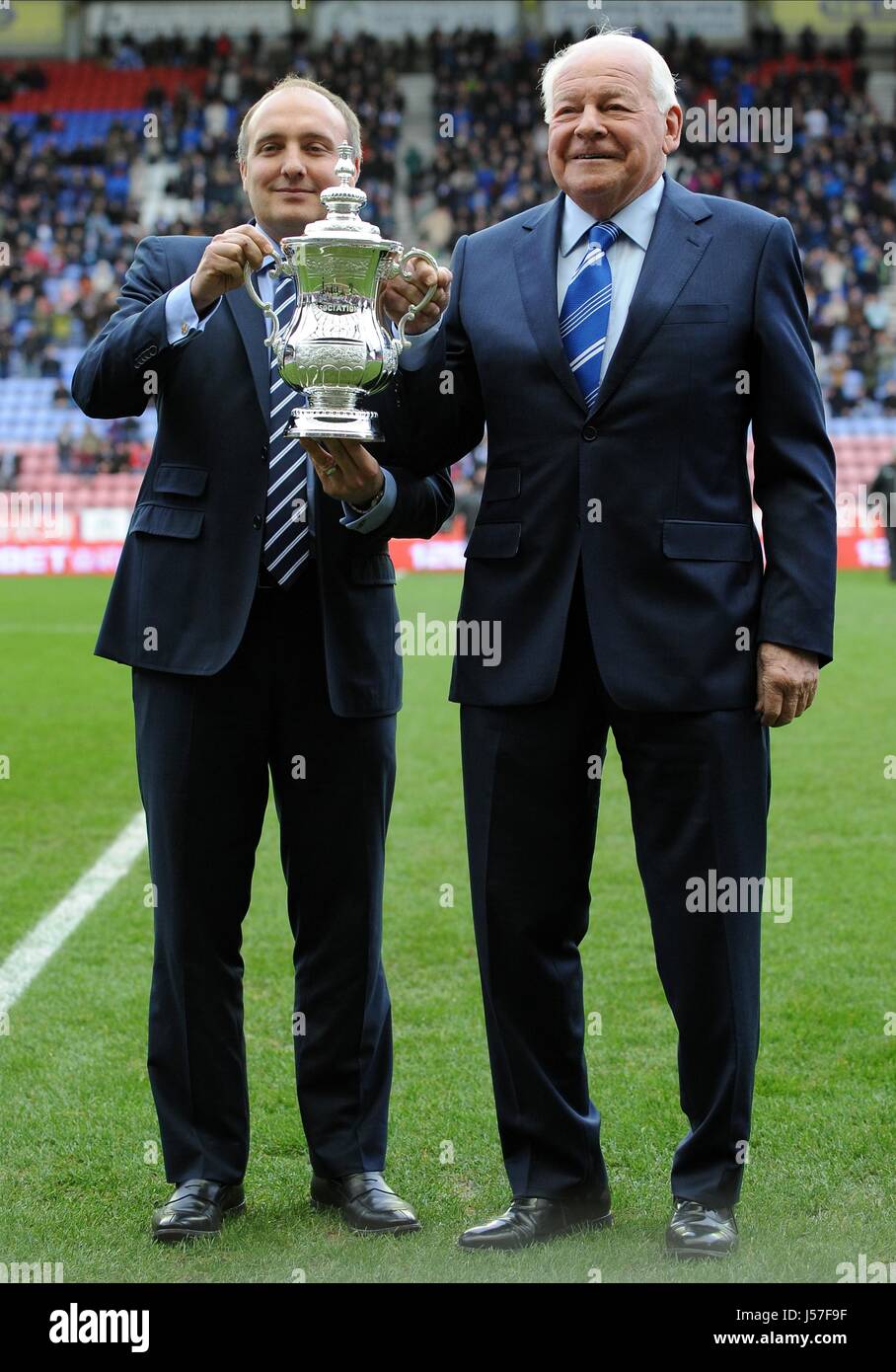 Crystal palace trophy hi-res stock photography and images - Alamy