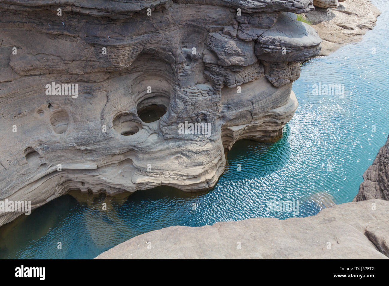 The line of blue water between rock cliff Stock Photo - Alamy