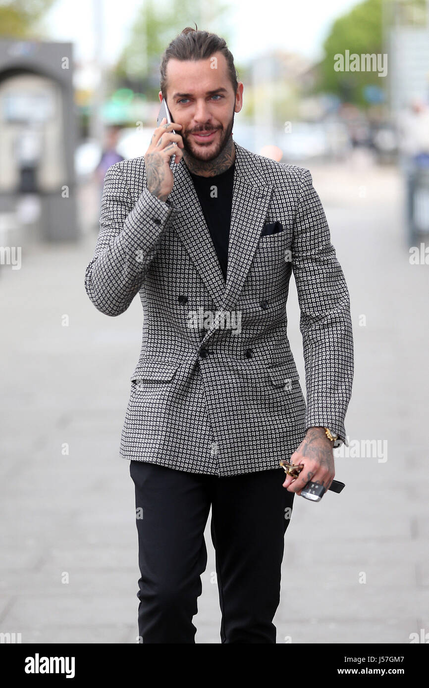 TOWIE Filming scenes with a 60's style theme at Faces Nightclub Ilford ...