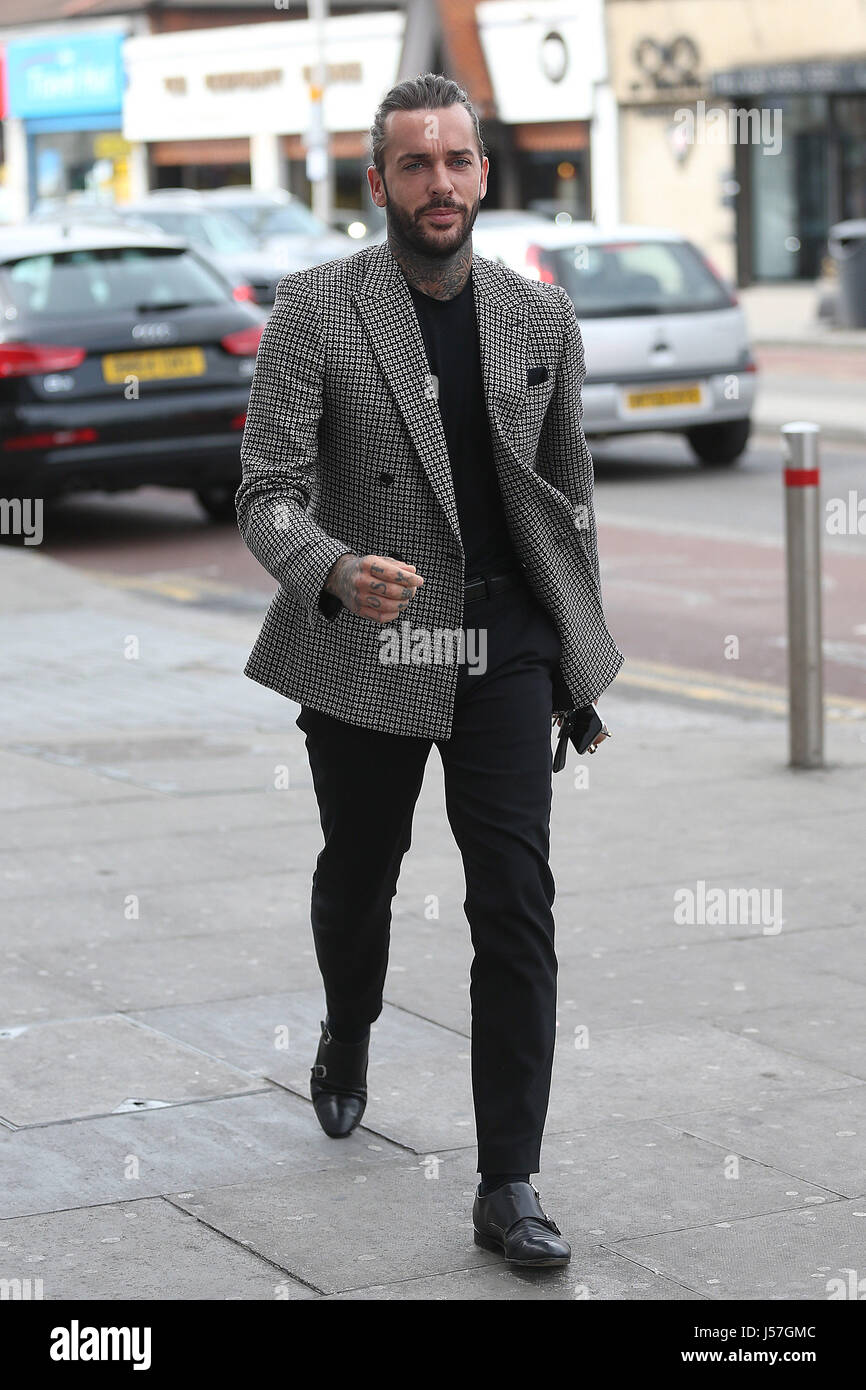 TOWIE Filming scenes with a 60's style theme at Faces Nightclub Ilford ...