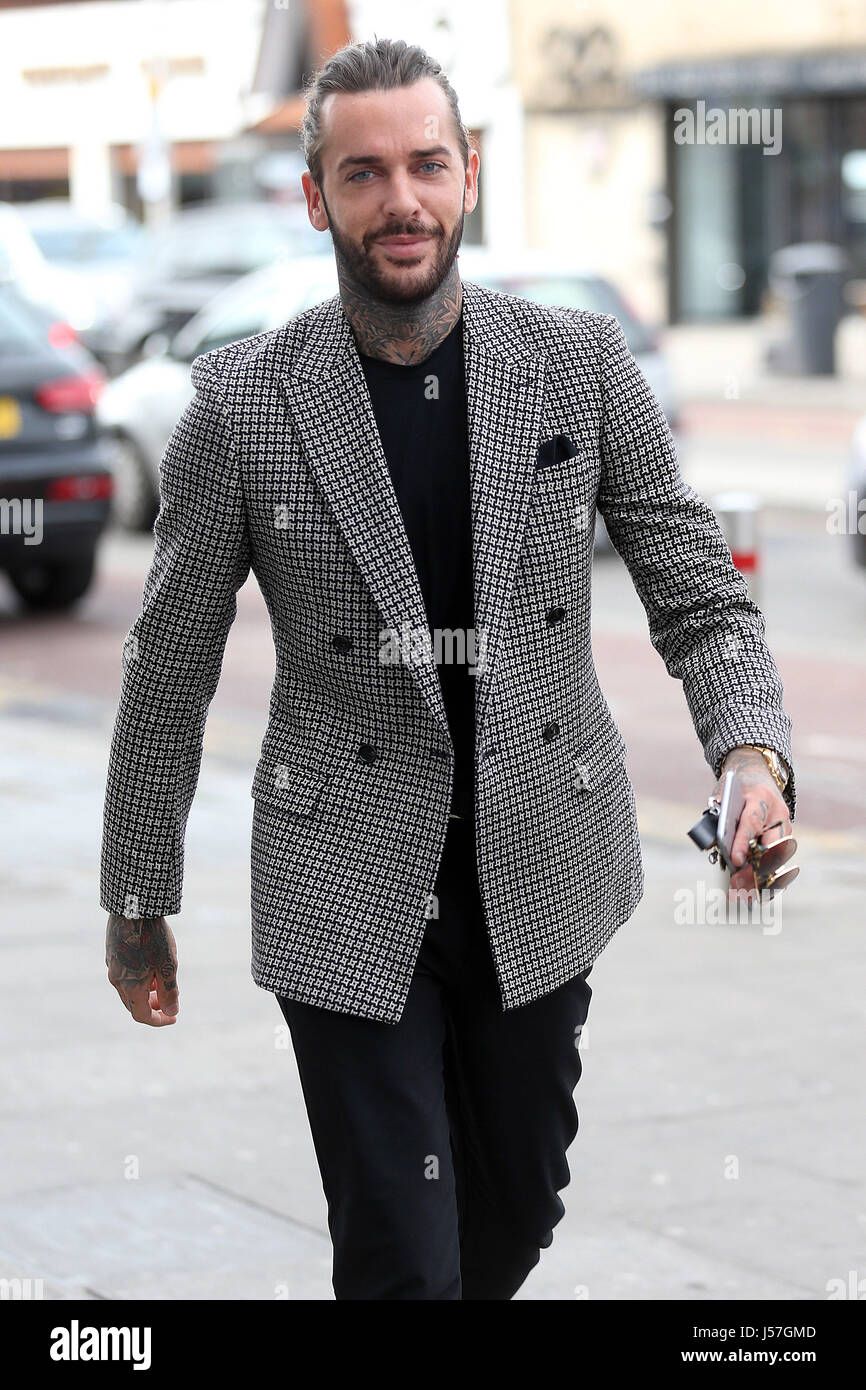 TOWIE Filming scenes with a 60's style theme at Faces Nightclub Ilford ...