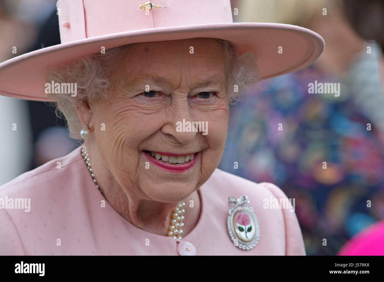 Buckingham garden party queen hi-res stock photography and images - Alamy