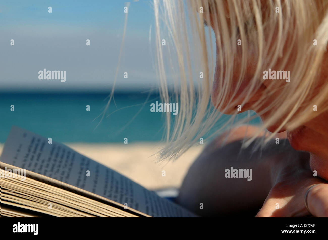 reading on the beach Stock Photo - Alamy