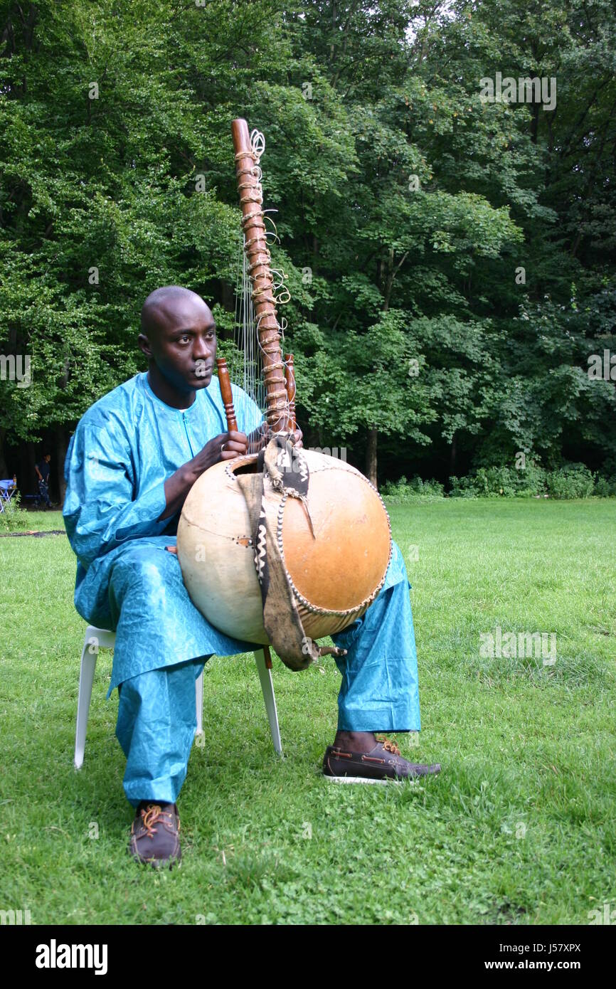 Spielt eine kora hi-res stock photography and images - Alamy