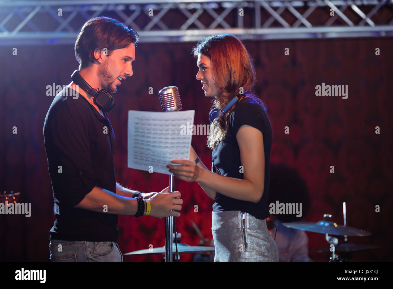 Male female singers together hi-res stock photography and images - Alamy