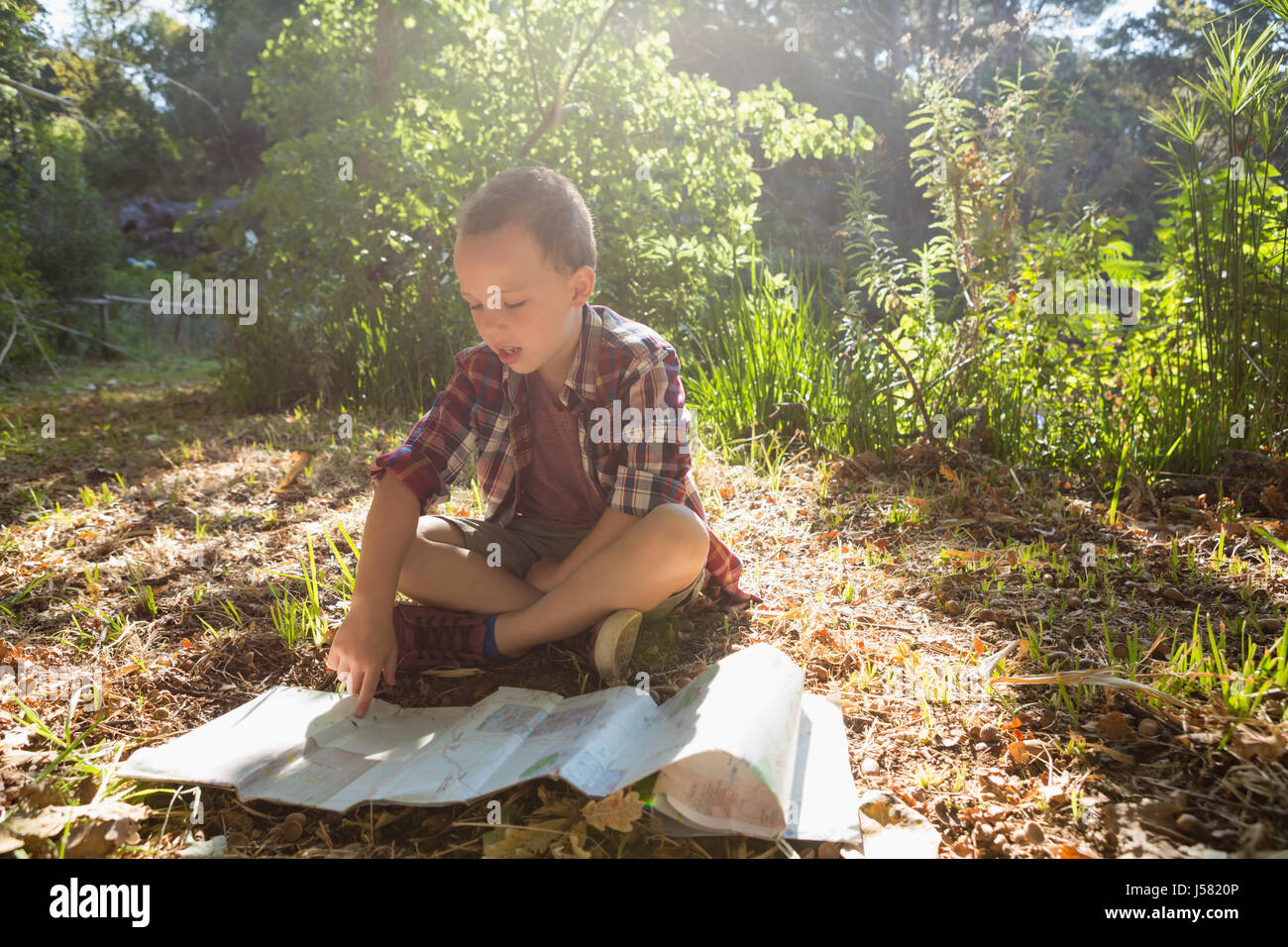 Boy reading a map hi-res stock photography and images - Alamy