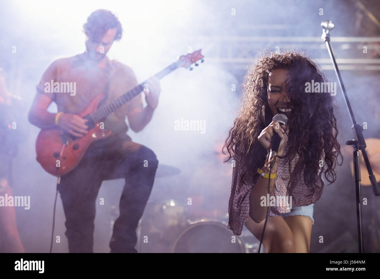 Female guitarist singing performing hi-res stock photography and images ...