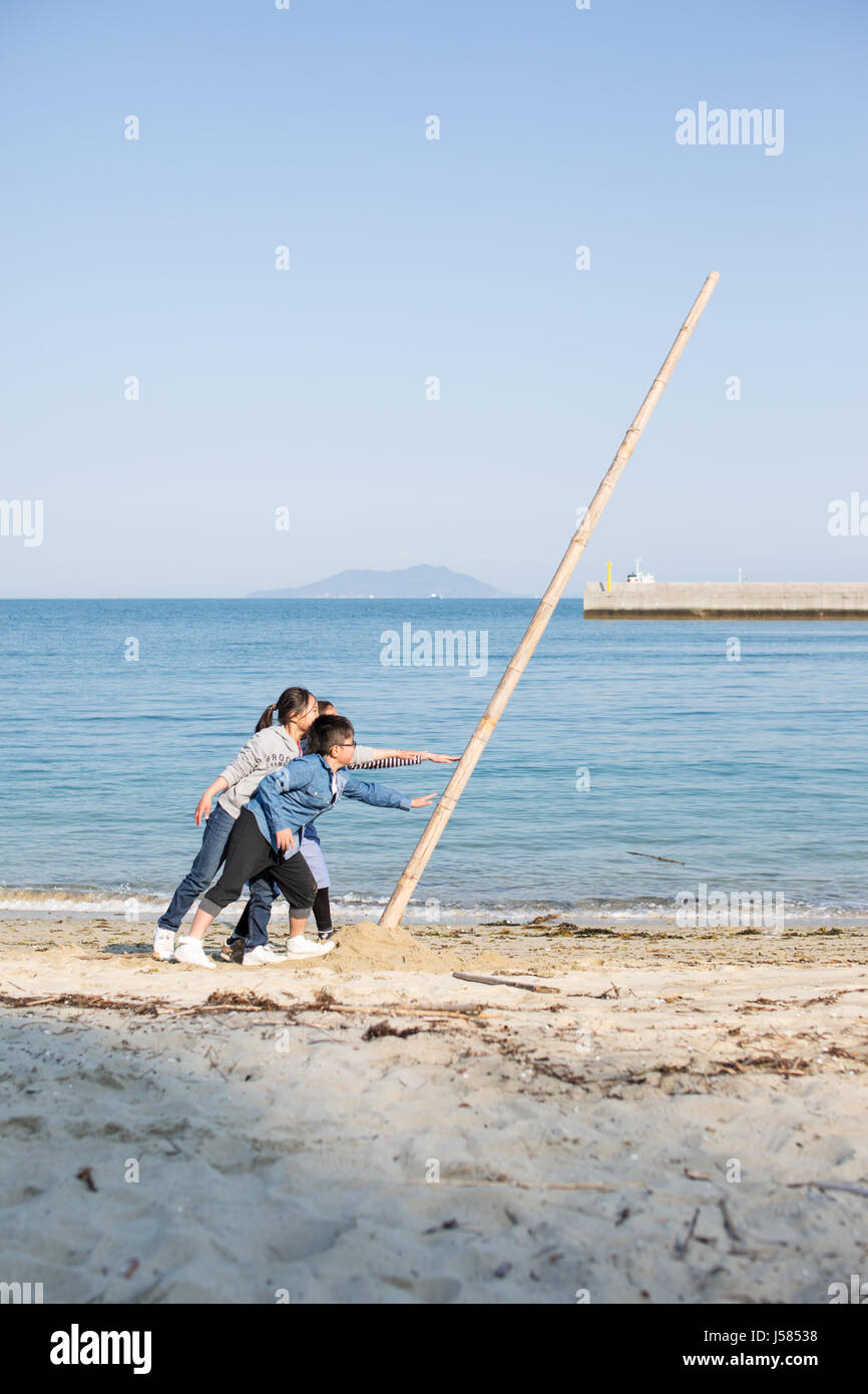 Children at the seashore hi-res stock photography and images - Alamy