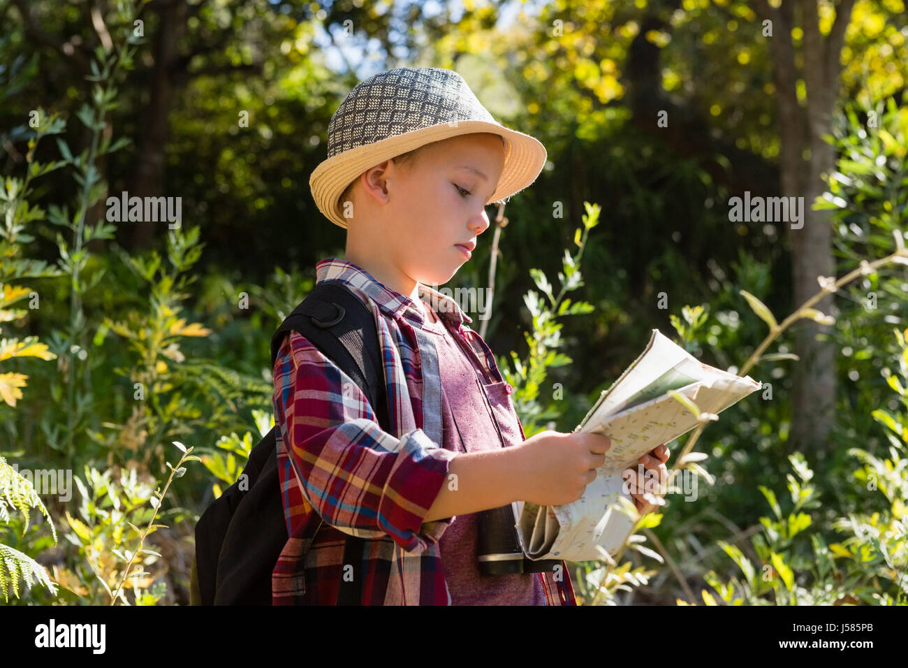 Boy reading a map hi-res stock photography and images - Alamy