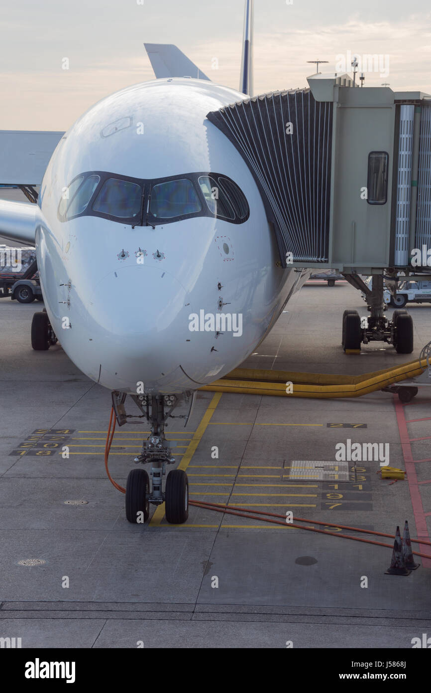 Ground power unit aircraft hi-res stock photography and images - Alamy