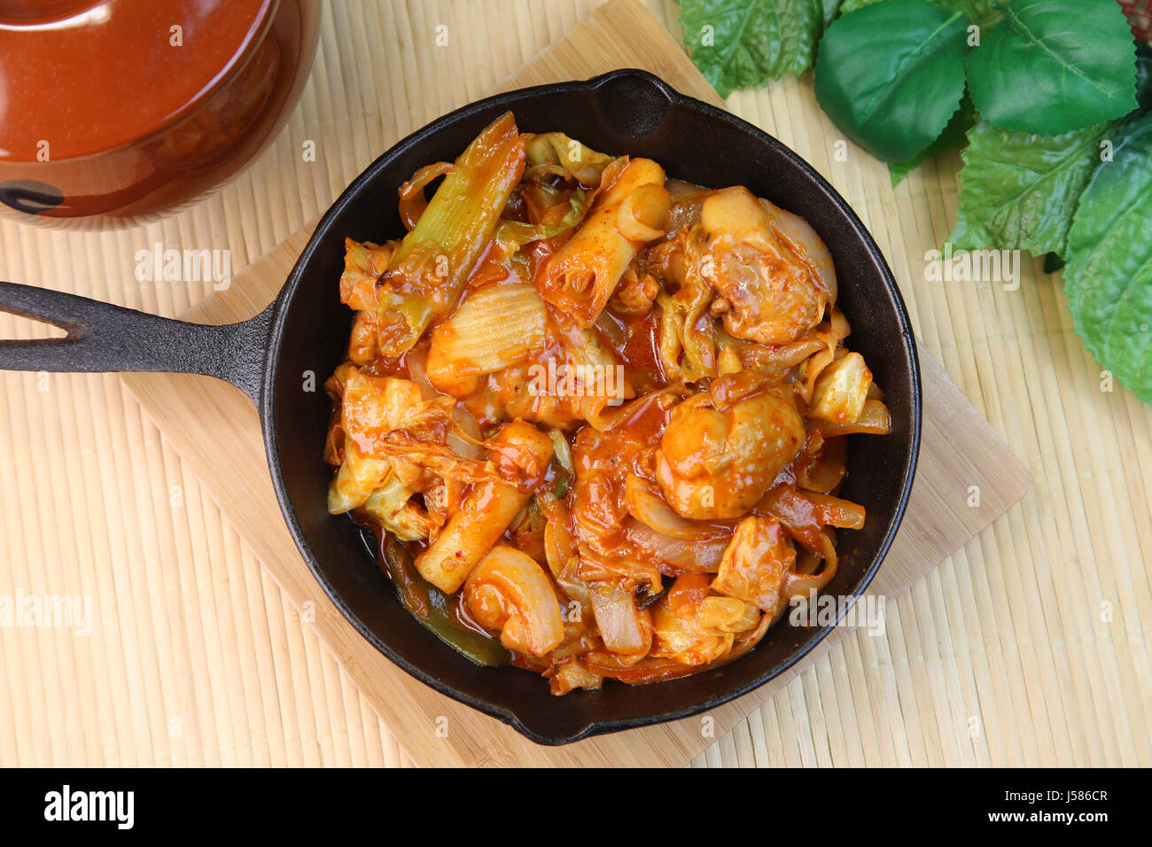 Dakgalbi (Korean spicy stir fried chicken Stock Photo - Alamy Dakgalbi (Korean spicy stir fried chicken Stock Photo - Alamy