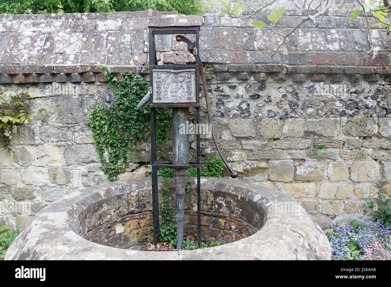 Hand operated water pump Stock Photo - Alamy