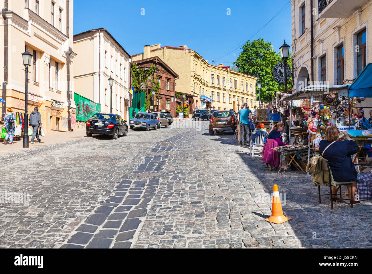KIEV, UKRAINE - MAY 5, 2017: people and gift shops on Andriyivskyy ...