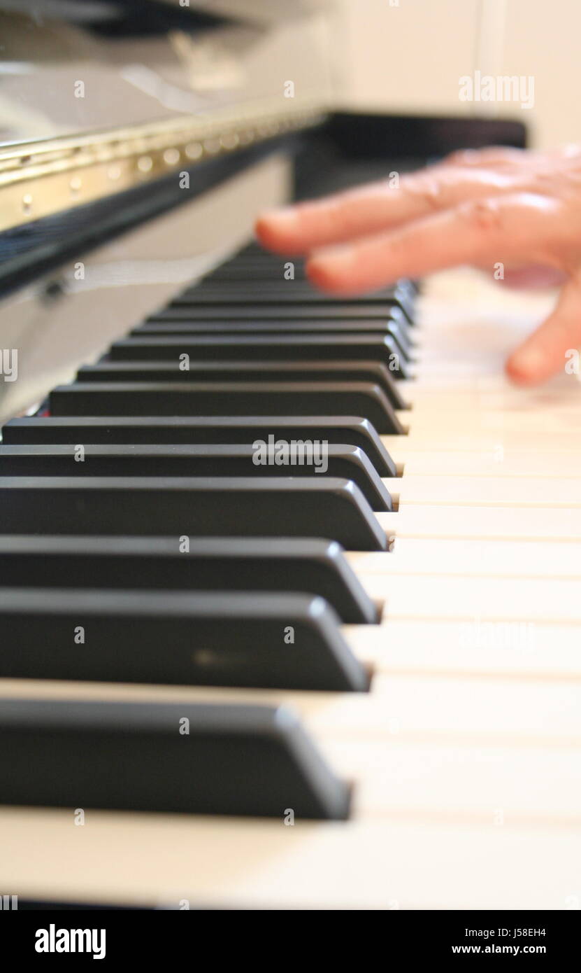 Piano moving hi-res stock photography and images - Alamy