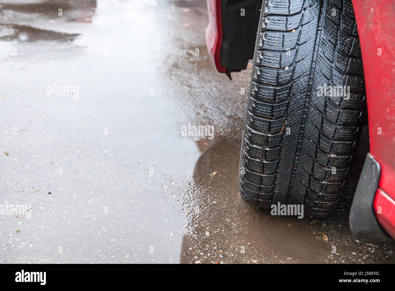 Car driving puddle hi-res stock photography and images - Alamy
