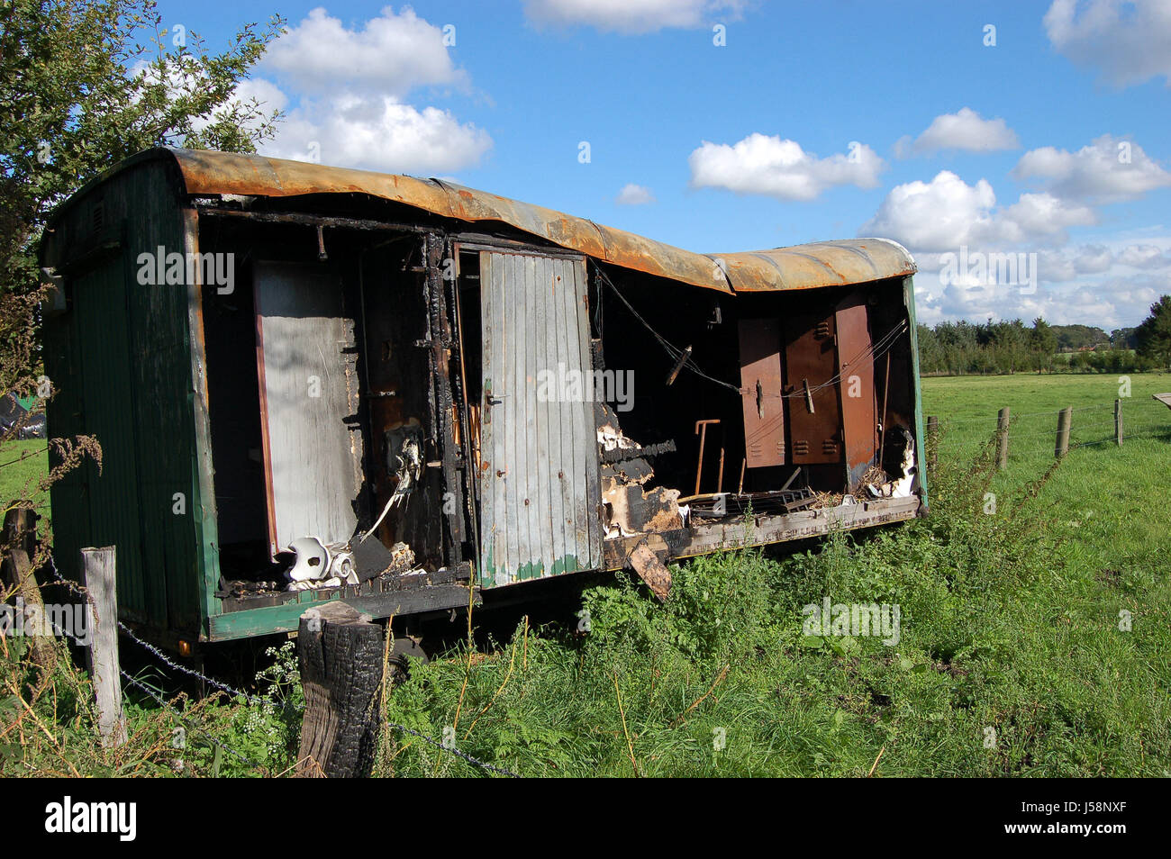 location shot rust rusted decompose sunshine caravan caravans ...