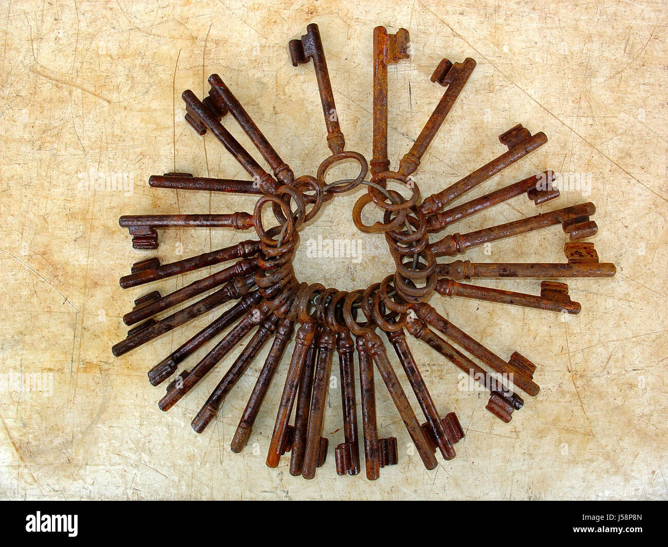 close,antique,entrance,rusty,to lock,nostalgic,access,bunch of keys ...