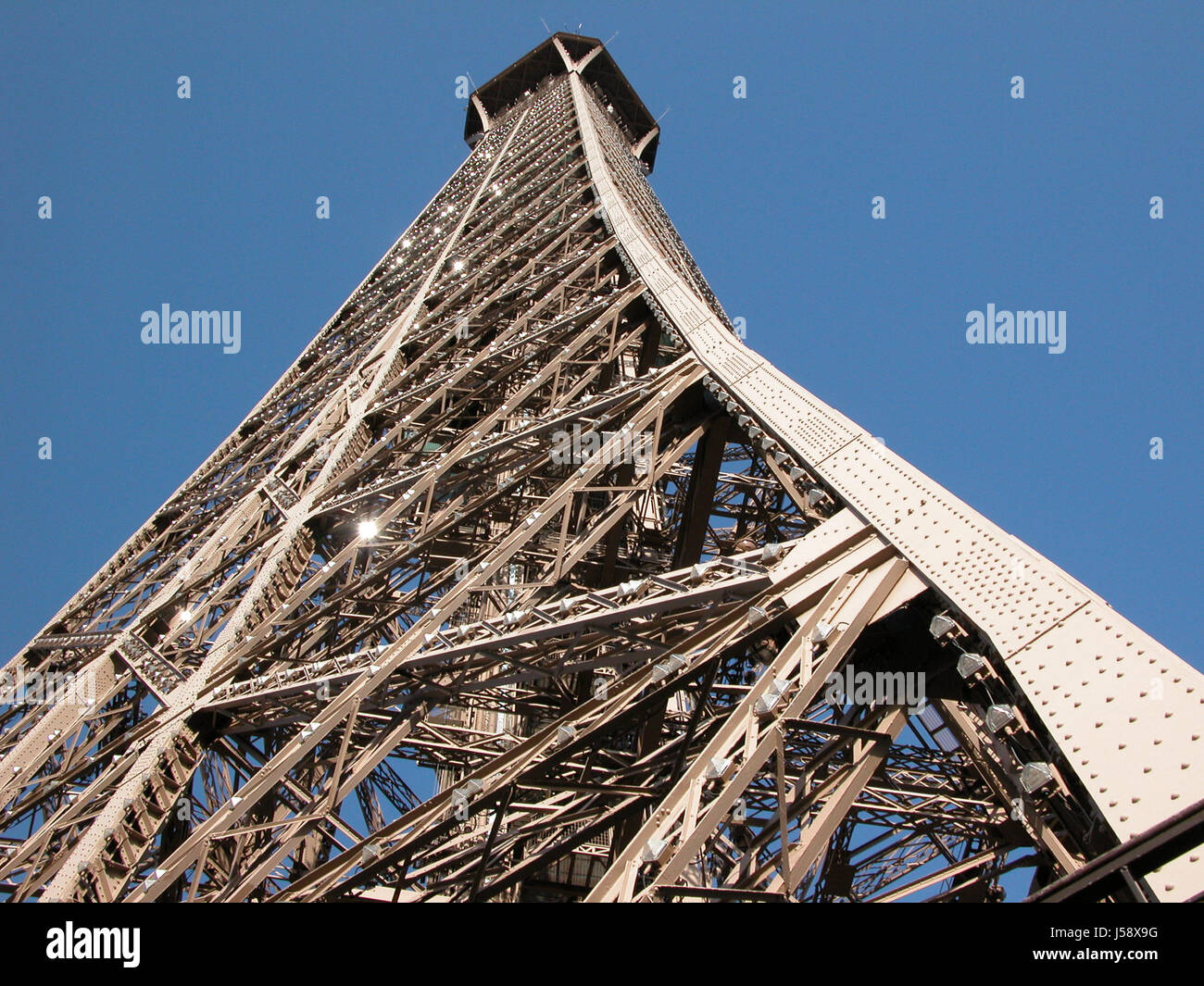 Iron and steel buildings hi-res stock photography and images - Alamy