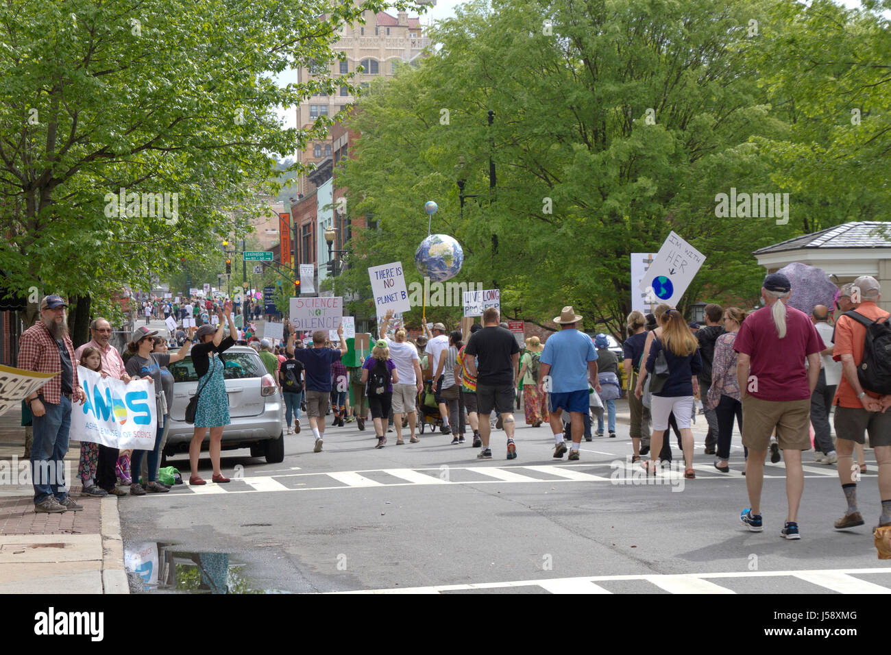 Crowd of demonstrators hi-res stock photography and images - Alamy