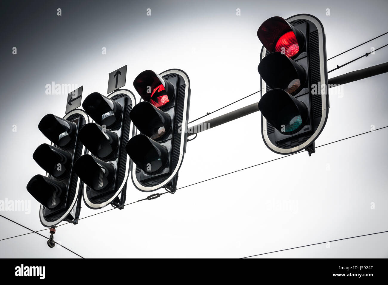 Overhead traffic lights hi-res stock photography and images - Alamy