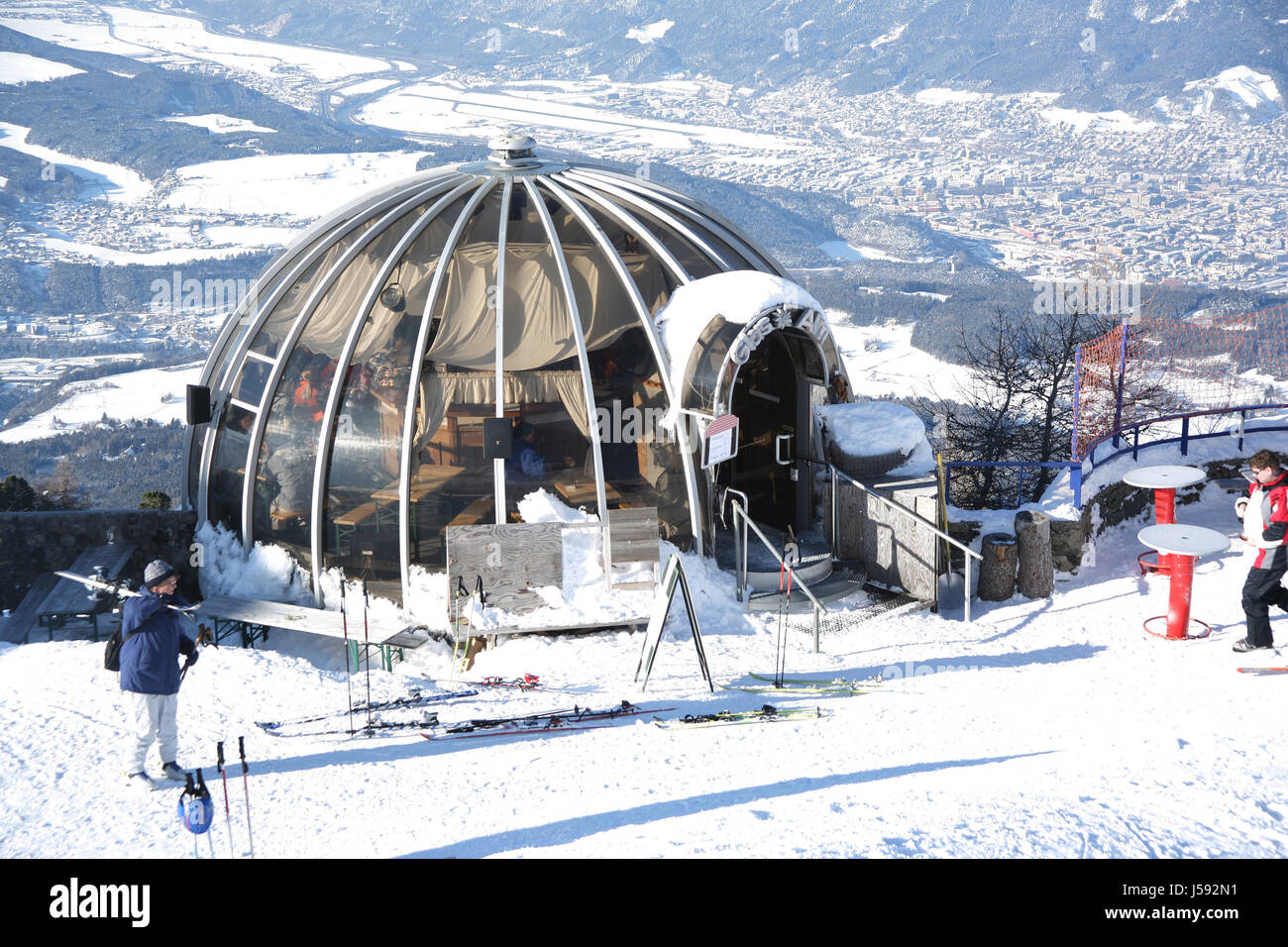 Igloo bar mountain hi-res stock photography and images - Alamy