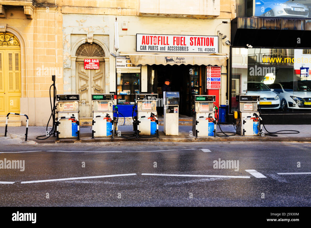 Kerbside hi-res stock photography and images - Alamy