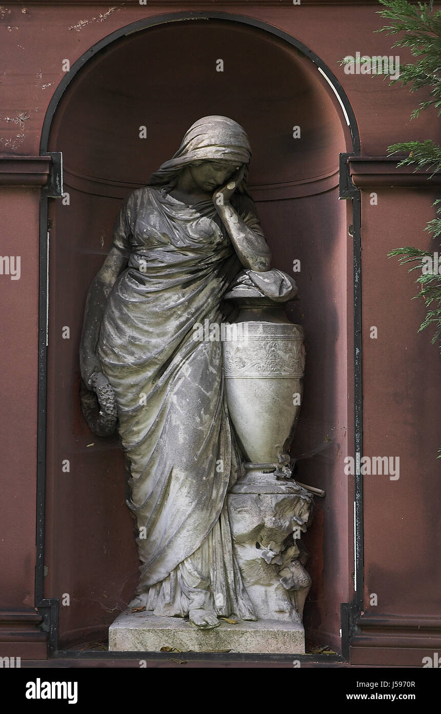 Mourning statue urn hi-res stock photography and images - Alamy