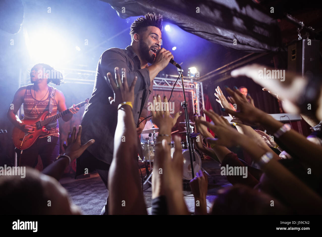 Man on stage crowd cheering hi-res stock photography and images - Alamy