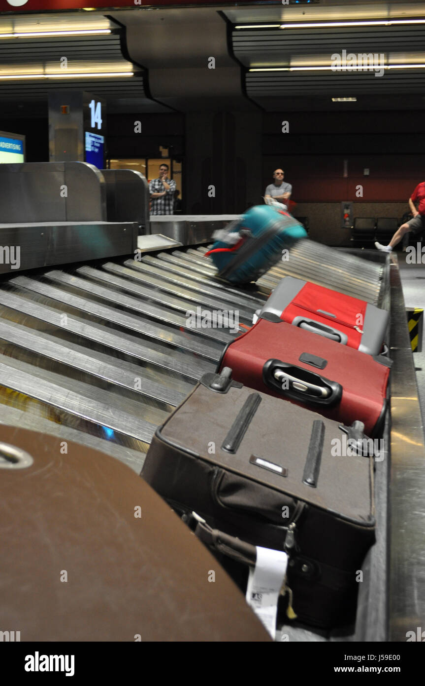Airport baggage claim carousel conveyor hi-res stock photography and ...