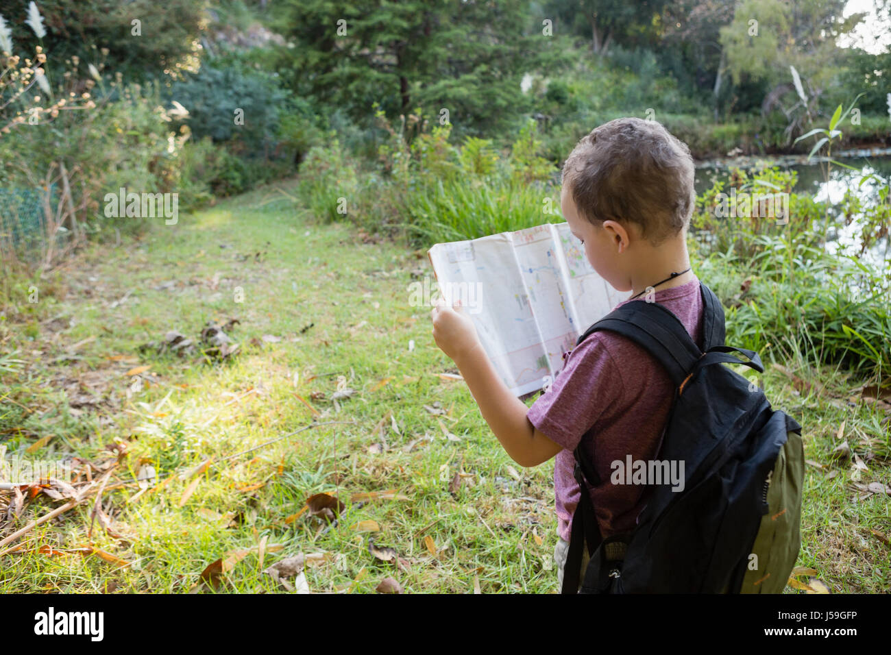 Boy reading map hi-res stock photography and images - Alamy