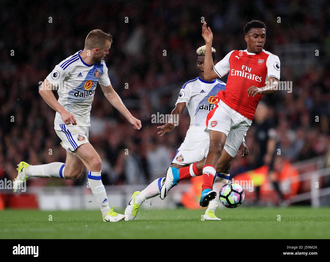 Arsenal's Alex Iwobi (right) gets away from Sunderland's Sebastian ...