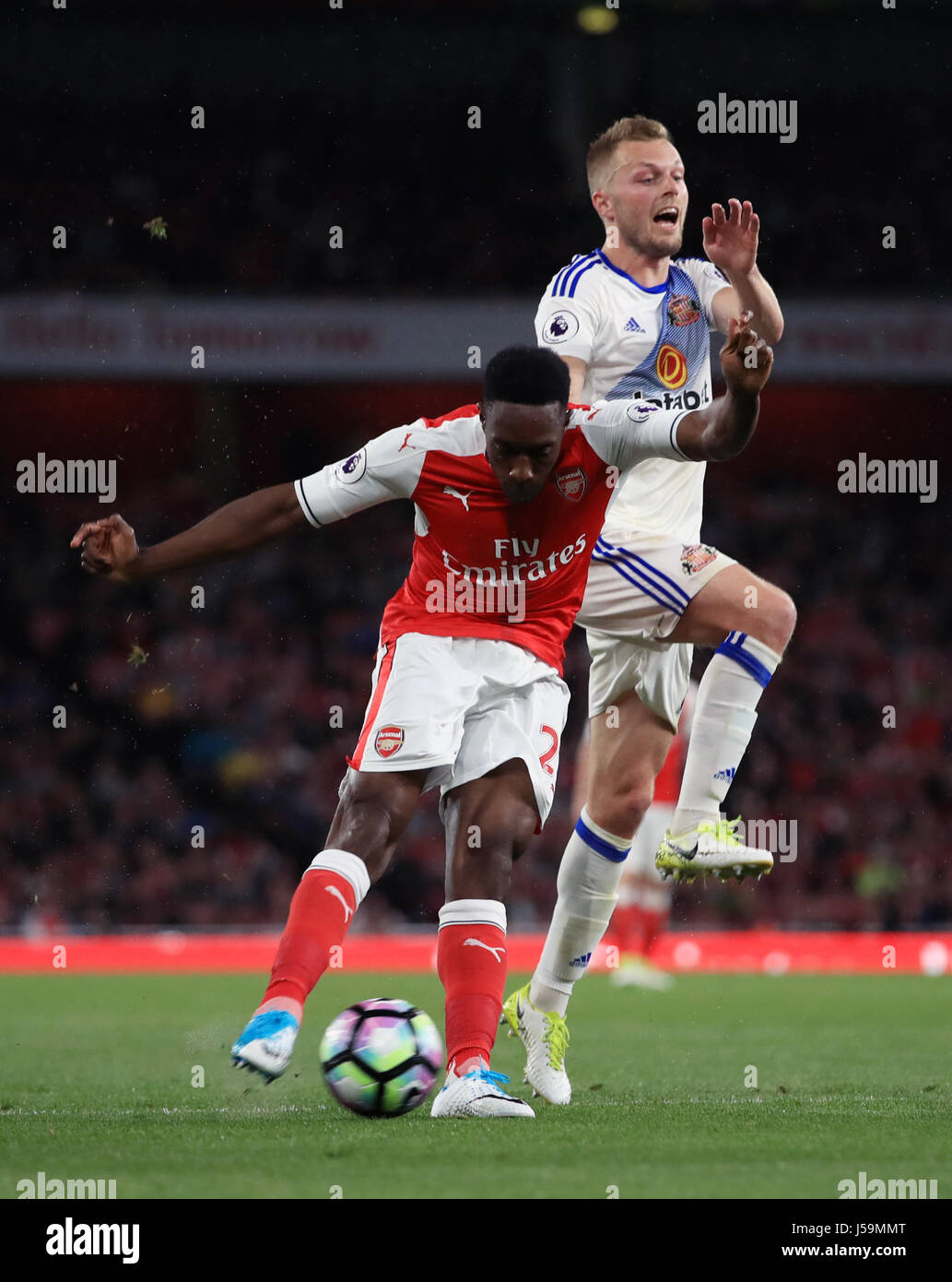 Arsenal's Danny Welbeck (left) and Sunderland's Sebastian Larsson ...