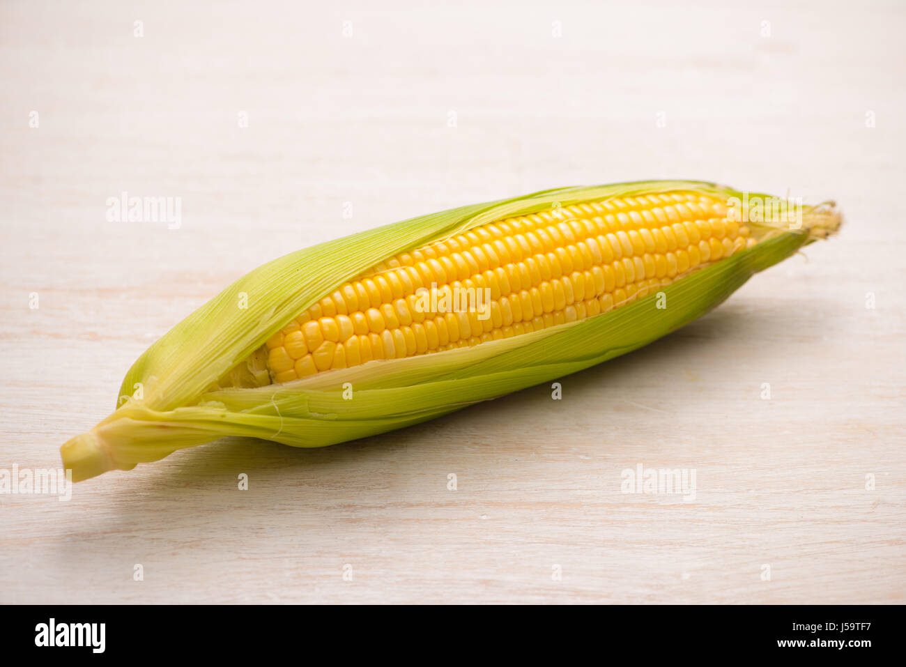 Sweet corns. Fresh corn on cobs on wooden table Stock Photo - Alamy