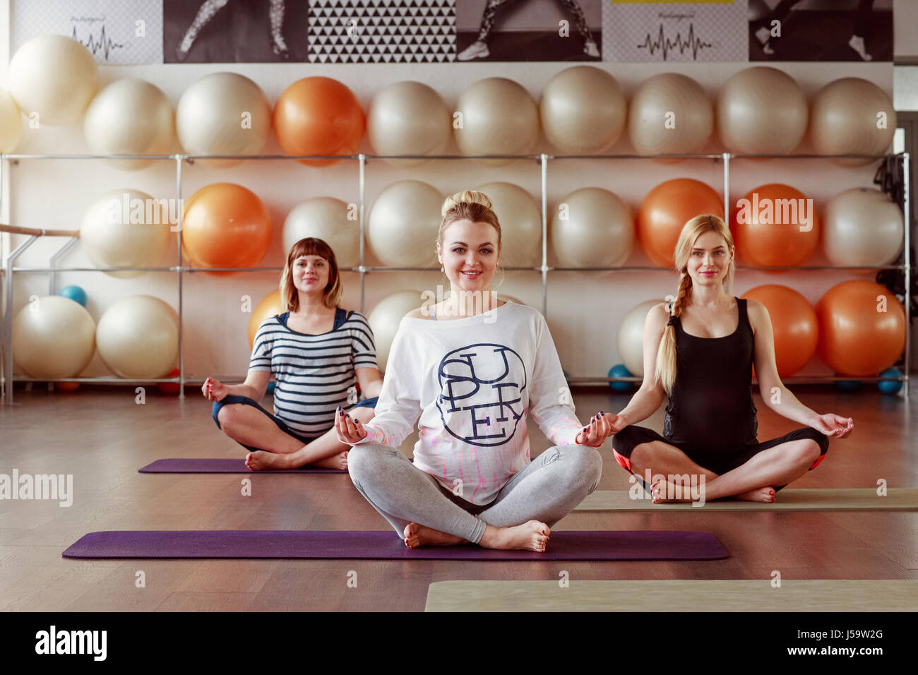 Pregnant group exercise hi-res stock photography and images - Alamy