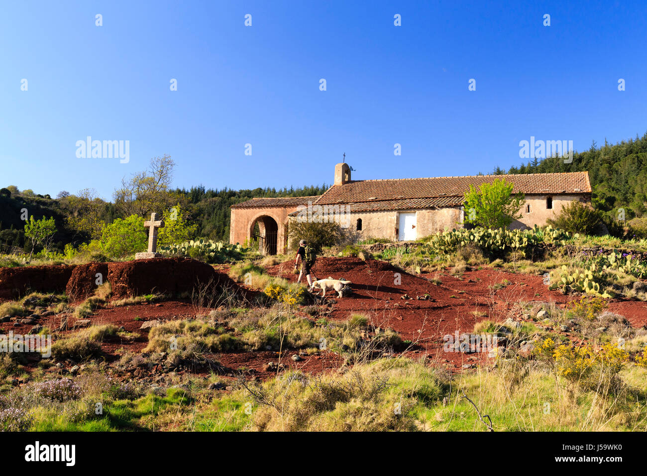 France, Hérault (34), Celles, chapelle de Clans au bord du lac du ...