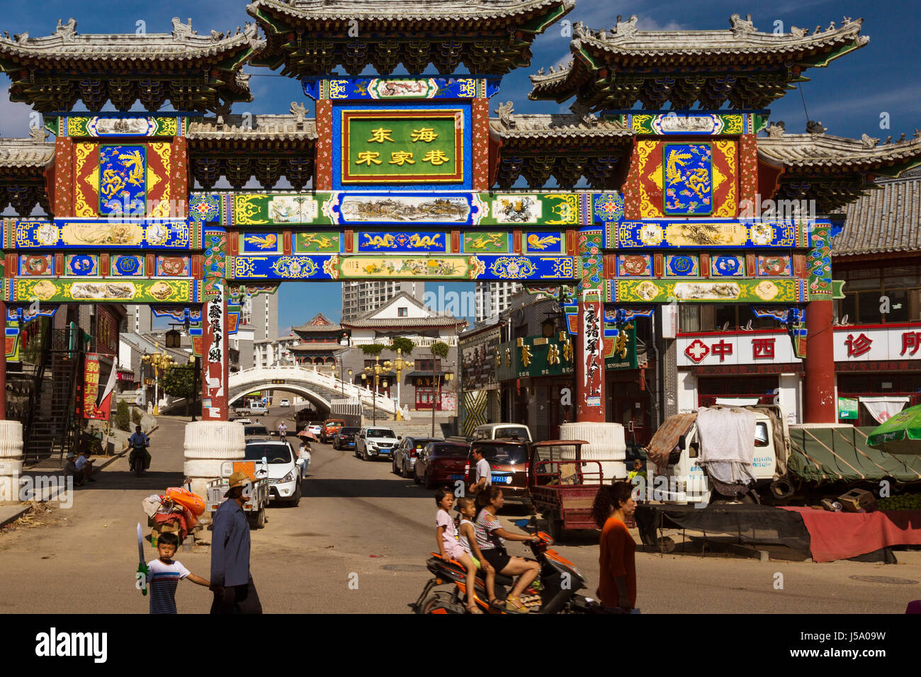 Chinese arch landmark hi-res stock photography and images - Alamy