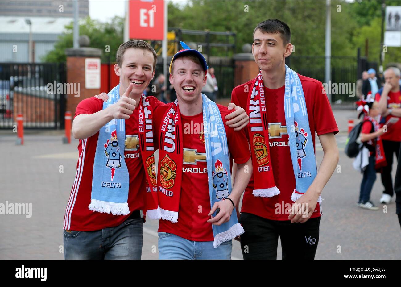 Old trafford fans hi-res stock photography and images - Alamy