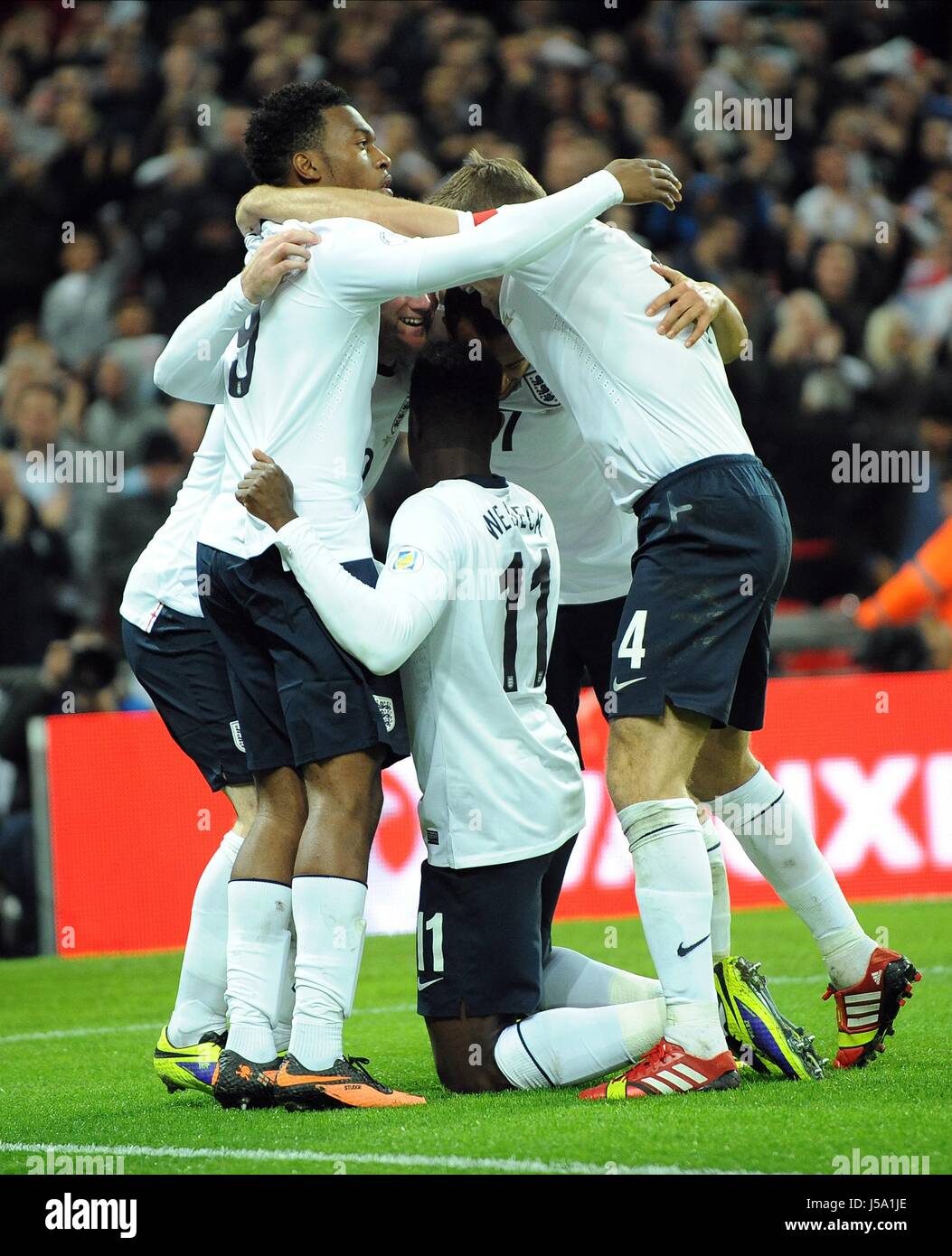 Steven gerrard celebrate wayne rooney goal hi-res stock photography and ...