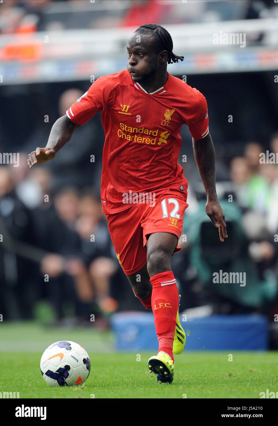 VICTOR MOSES LIVERPOOL FC ST JAMES PARK NEWCASTLE ENGLAND 19 October ...
